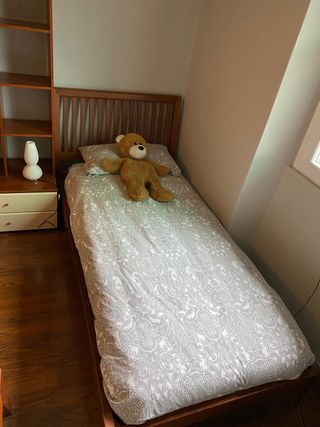 2 letti singoli con libreria e cassettiera 