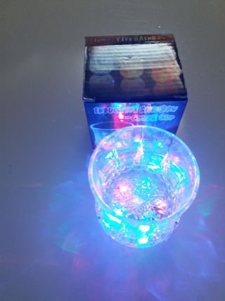 Bicchiere plastica colorato acqua coca cola blu