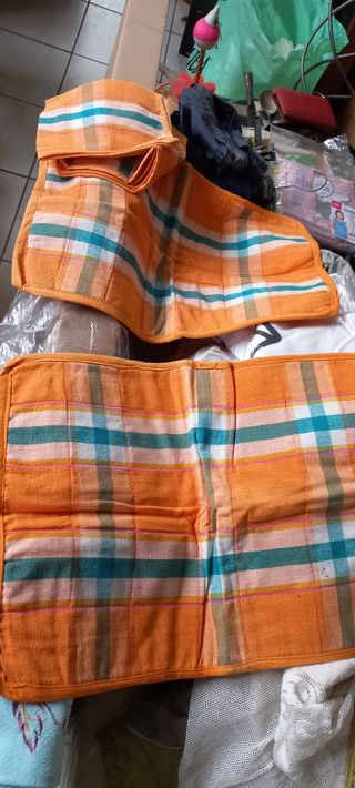 due tovagliette all'americana con tovaglioli nuove