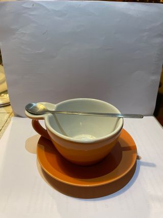 Tazza con cucchiaino incorporato 