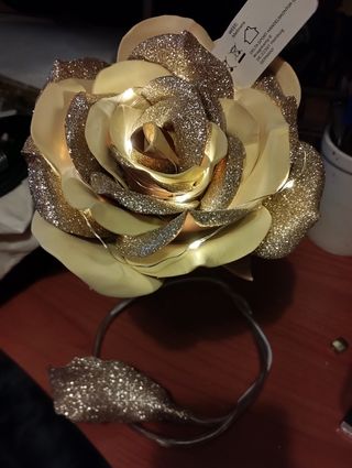 Rosa fatta amano con luci da mettere come lampada