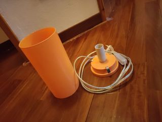 Lampada da comodino colore arancione. Vetro