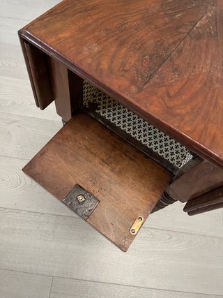 Tavolino con cassetti