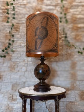 lampada su globo terrestre 