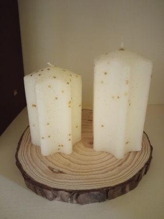 portacandele con base in legno e candele 