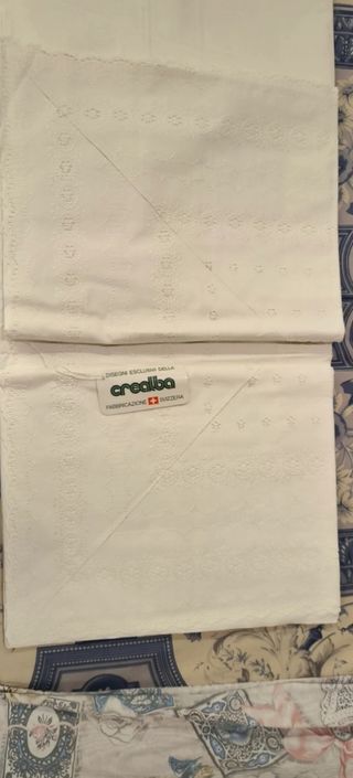 lenzuolo con federe ricamate 