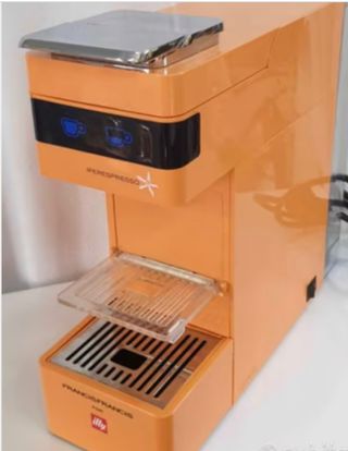 Illy Y3 Macchina del caffe'