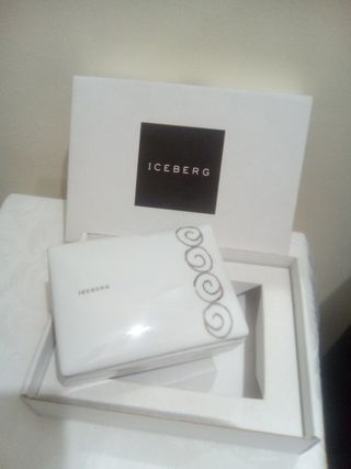scatola in porcellana con decori argento