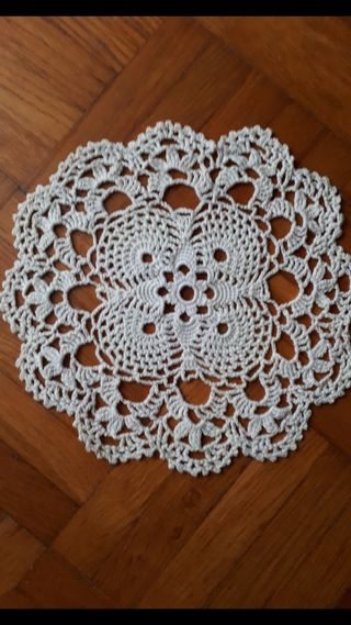 centrini vintage fatti a mano diametro cm. 18