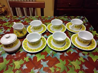 6 tazze da tè/latte con zuccheriera e lattiera 