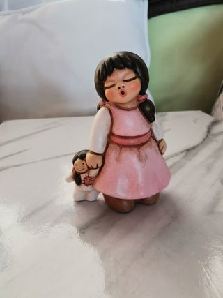 bambina con il bambolotto 