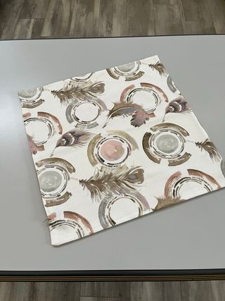 Federa cuscino 50x50 cm in tessuto di qualità.