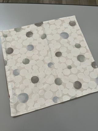Federa cuscino 50x50 cm in tessuto di qualità.