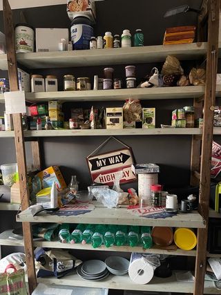 Intera cucina con mobilio di design artigianale