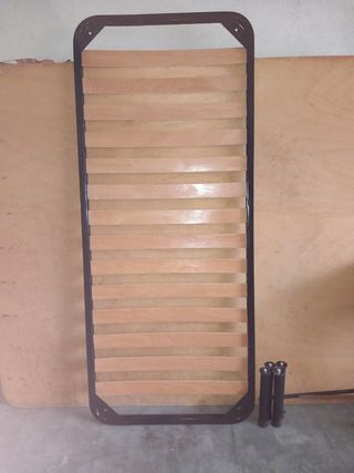 doghe in legno letto singolo con piedini