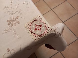 Tovaglia beige con ricami e merletto 