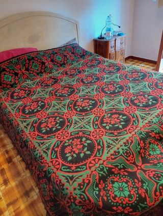 Calda coperta artigianale in lana, motivo montano