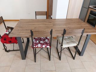 Tavolo allungabile moderno e 8 sedie abbinate