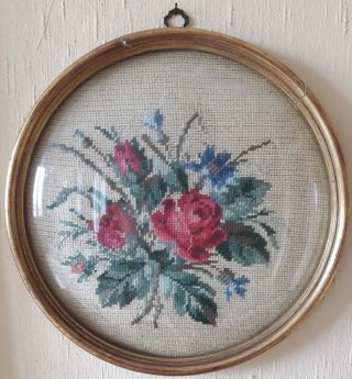 Quadro rotondo vintage, rosa rossa su stoffa écru