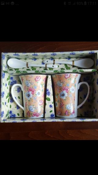 Coppia tazze da thè con cucchiaini in porcellana