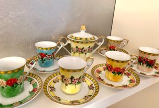 Servizio da tè in porcellana decorato a fiori