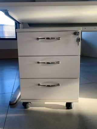 Scrivania con cassetti 