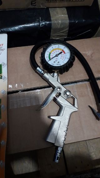 manometro pompa gonfiaggio pneumatico auto ruote