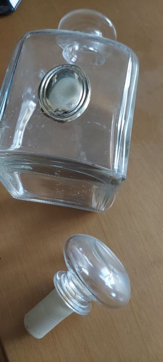 bottiglia in vetro con decoro in argento