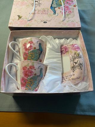 Cofanetto regalo con due tazze da te e piattino 
