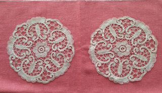 Coppia centrini per comodino in pizzo di Cantù