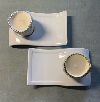 Due candele con piattino portacandela 