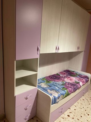 Parete attrezzata con letto e materasso 