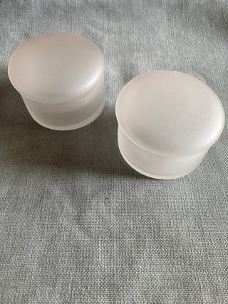 Due piccoli portagioie in vetro satinato 