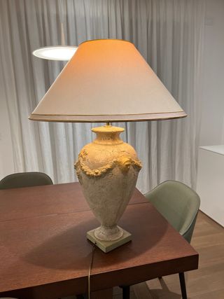 Lampada da tavolo in ceramica con lavorazione a ri
