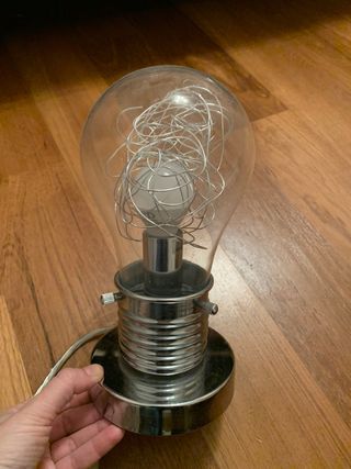 Lampada da tavolo o comodino a forma di lampadina 