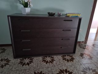 Credenza e specchio per camera da letto