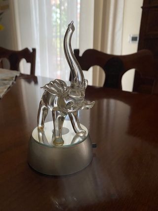 Elefantino ornamentale con illuminazione colorata