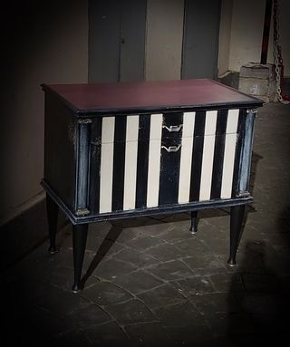 Coppia di comodini shabby a strisce 