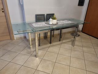 tavolo in vetro e acciaio 