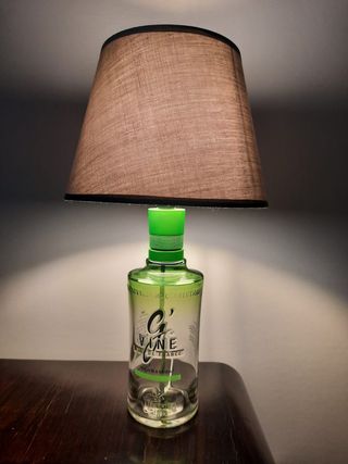 Lampada con bottiglia di gin