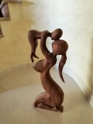 statuina etnica raffigurante la maternità