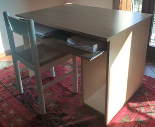 Scrivania con tastiera estraibile