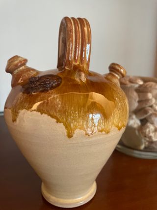 Anforina con un foro 