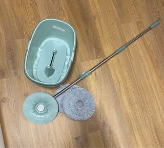 Set mop con secchiello, due panni e palo. 