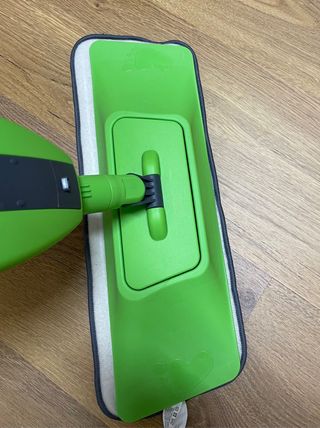 Mop pieghevole e girevole che lava il pavimento