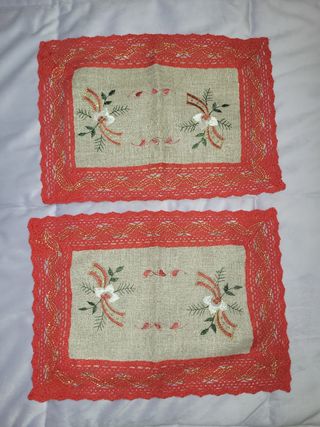 Set centrini rossi con fiori quattro misure