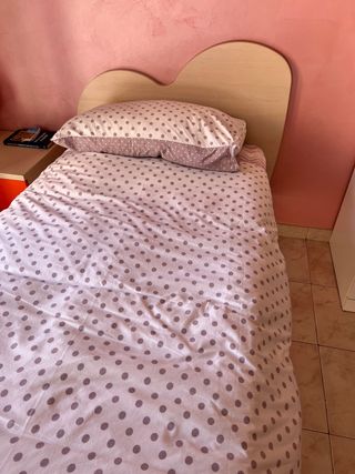 Letto singolo e 2 comodini