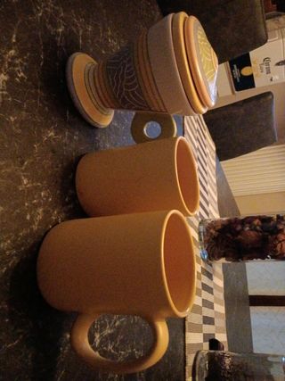 set di teiera più due tazze color giallo chiaro