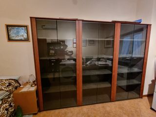 Scrivania con cassettiera + Vetrina in noce massel