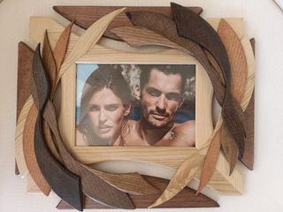 Cornice il legno realizzata a mano da un artigiano